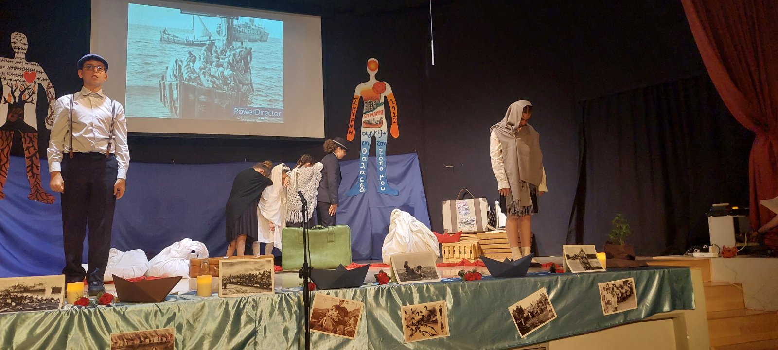 «Μια θάλασσα τη μνήμη κατοικεί»: Ένα θεατρικό ταξίδι στη Σμύρνη της ...
